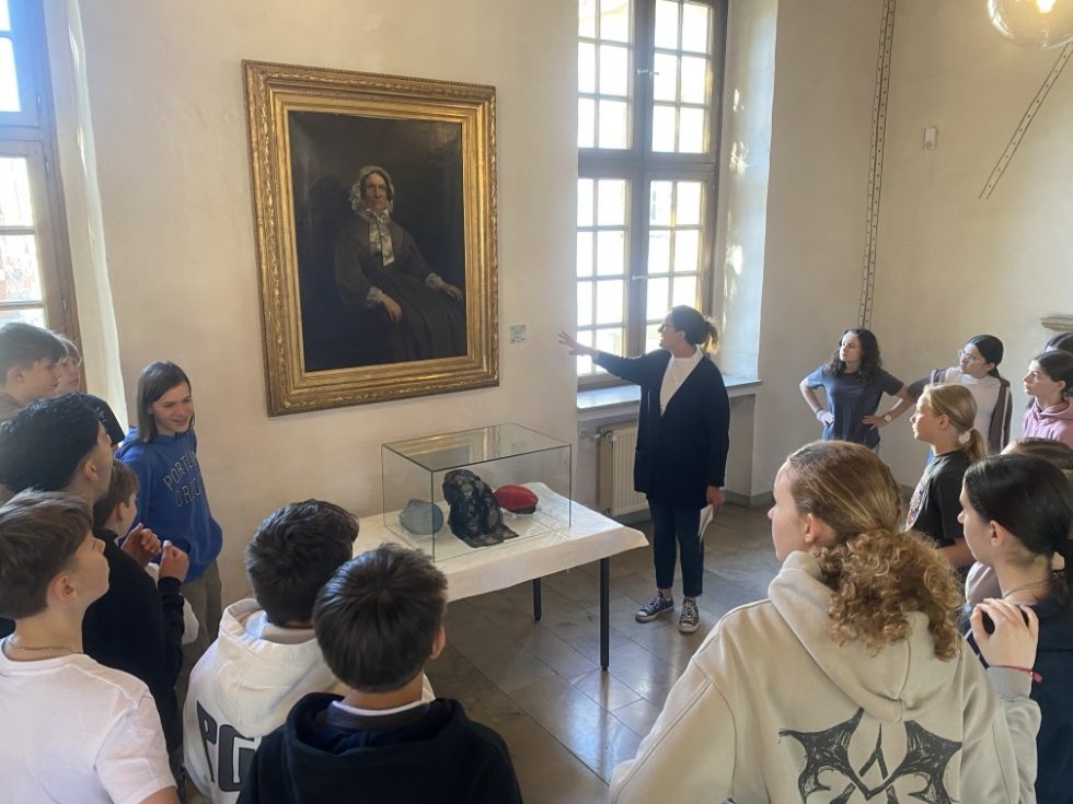 Kunst trifft Geschichte: Die 7c im Falkenhof Museum | Emsland Gymnasium ...